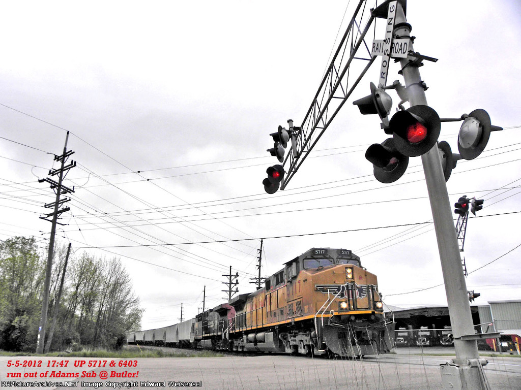 UP 5717 leads the Viper